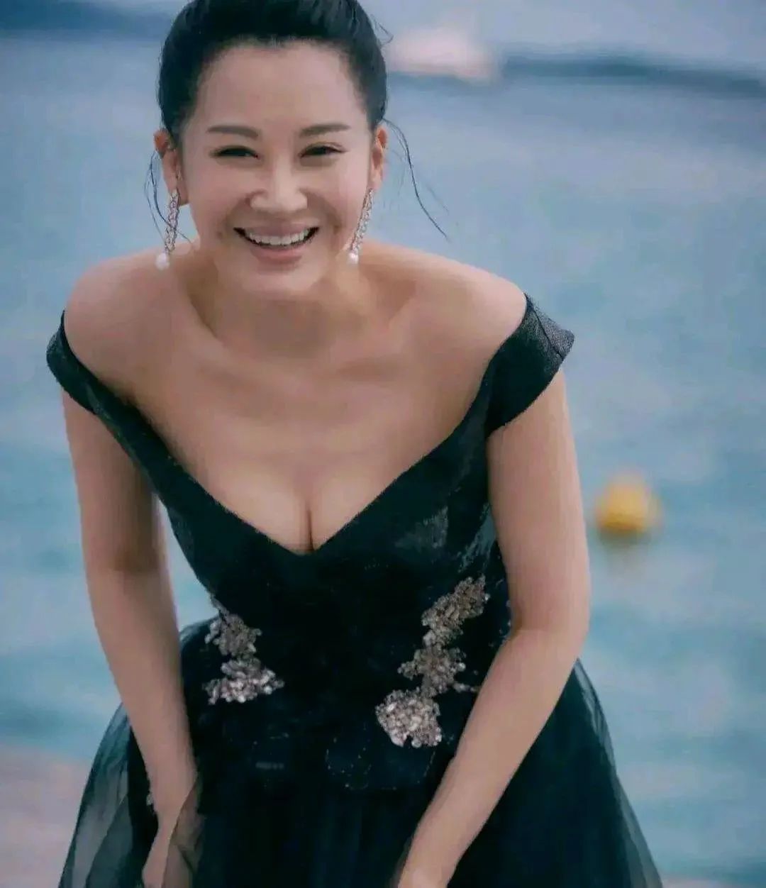 54-year-old Xu Qing's body is still protruding, her femininity is hard for ordinary people to ...