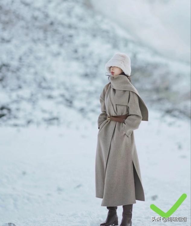 These girls think they are very fashionable, but in fact they are very ...