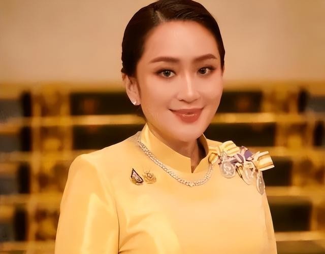 Sineenat was just a flash in the pan. After Petunthan met Suthida, the royal concubine withdrew ...