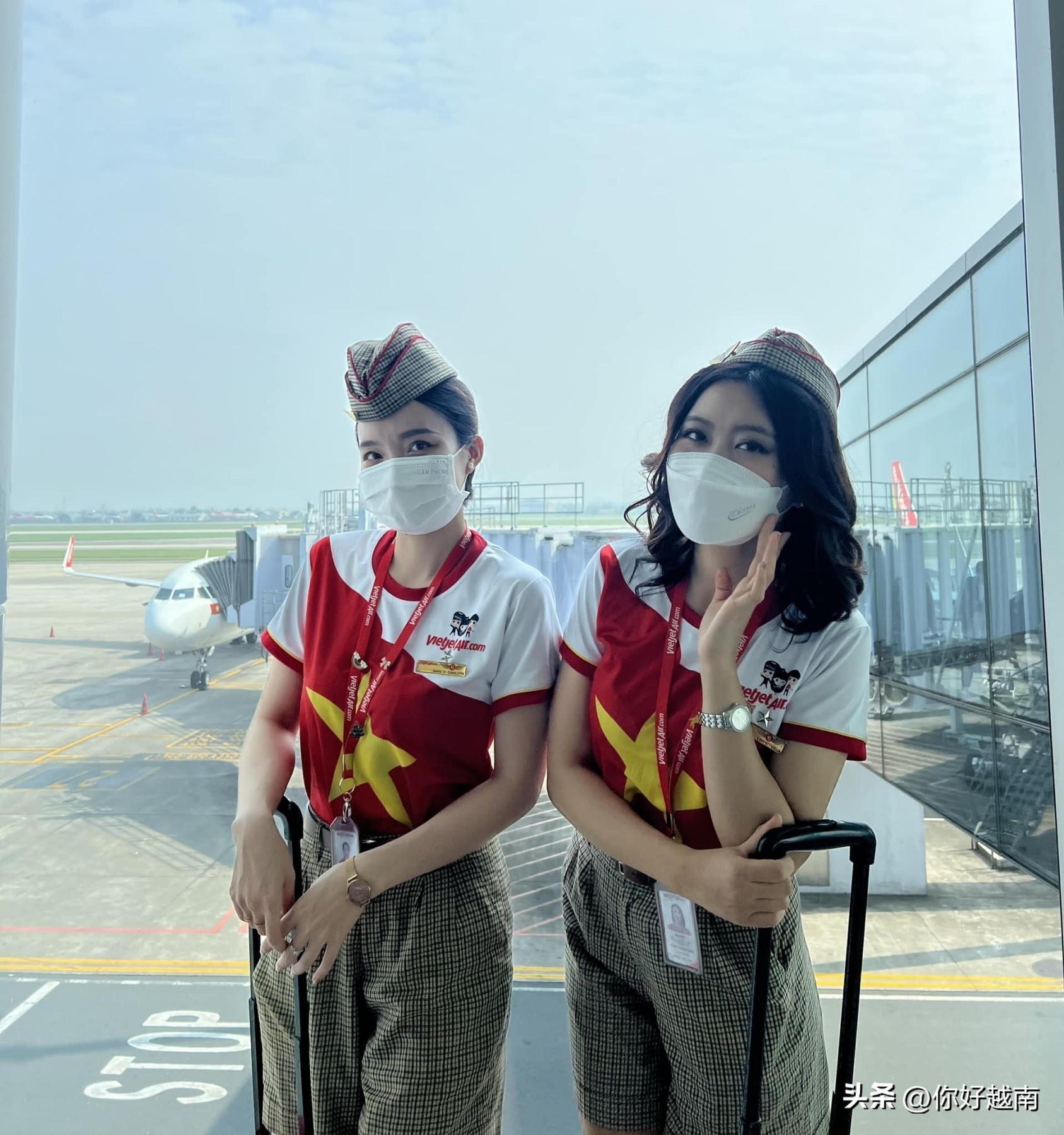 Flight attendants of Vietnam Vietjet Airlines wear national flag ...