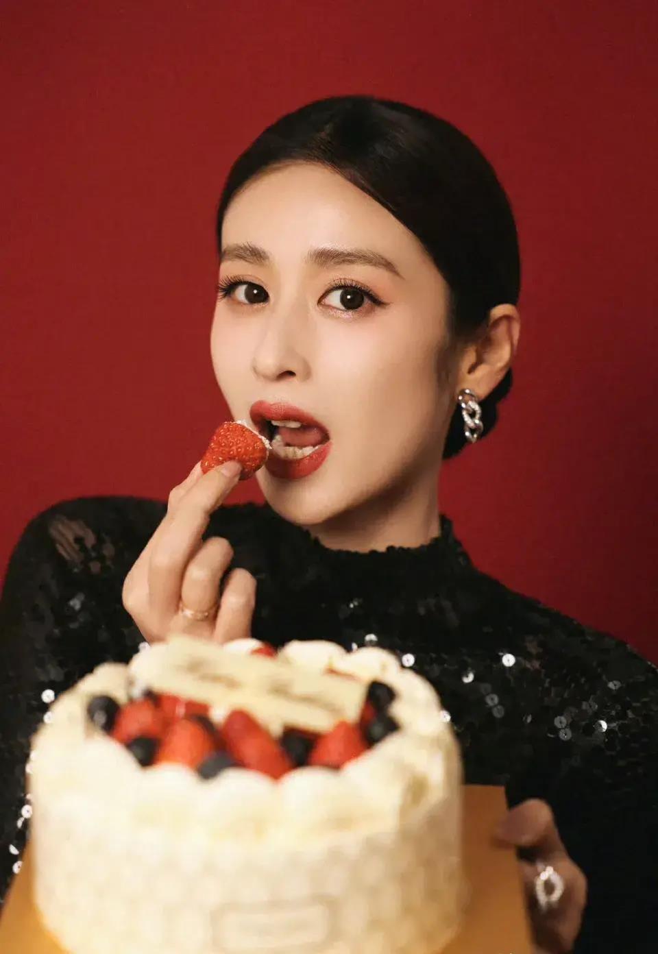 Yinger posted a photo shoot for her 35th birthday, wearing a black ...
