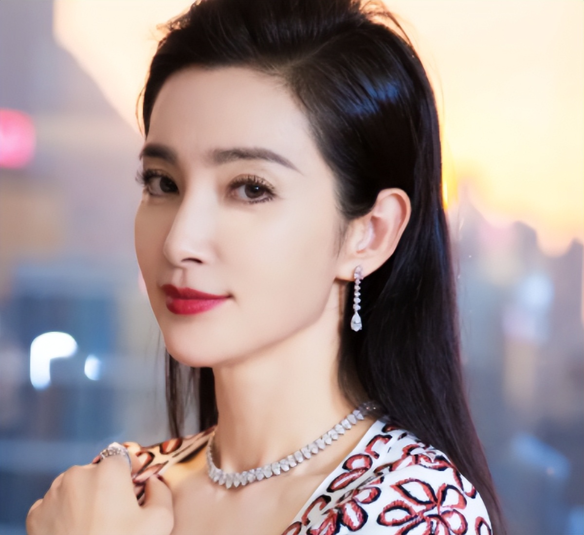 Looking at the history of Li Bingbing's fame, one knows that the help ...