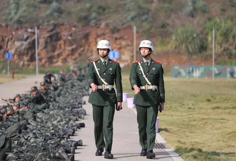 Sitting in the rear, you can shoot the supervising soldiers of the ...