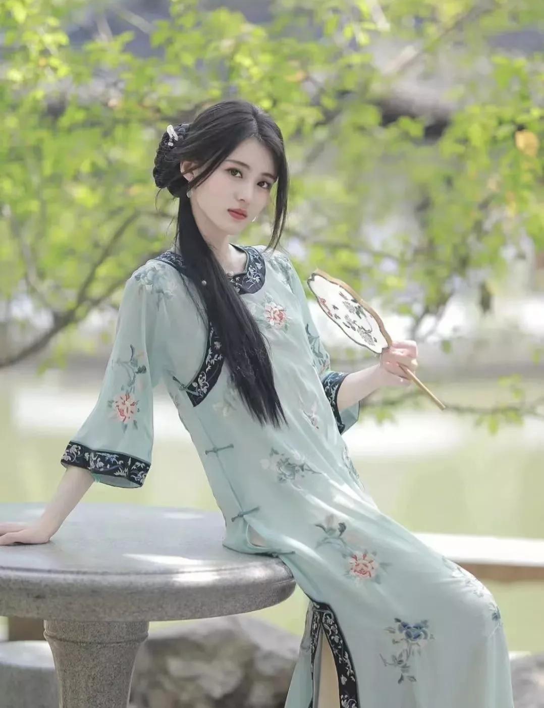 The cold wind is swaying, charming and intoxicating, encountering ...