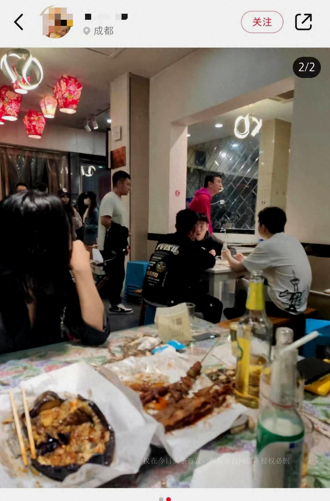 Wang Sicong met by chance while eating barbecue, accompanied by 8 ...
