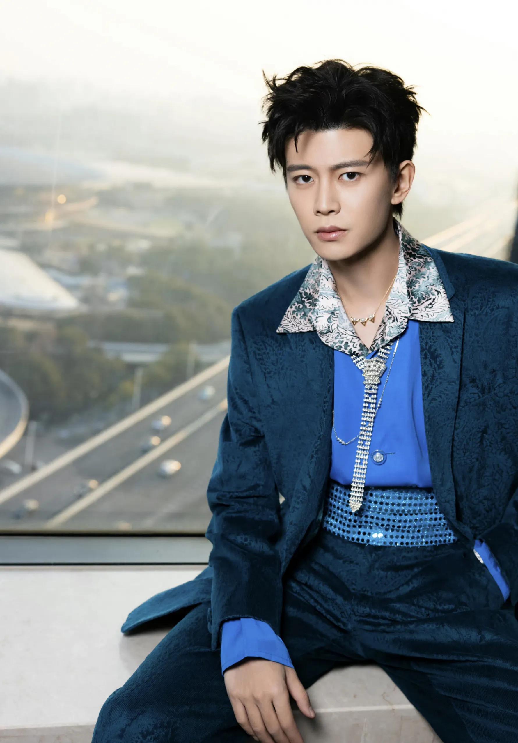Actor Ren Jialun's fashion photo: Yushu faces the wind and looks ...