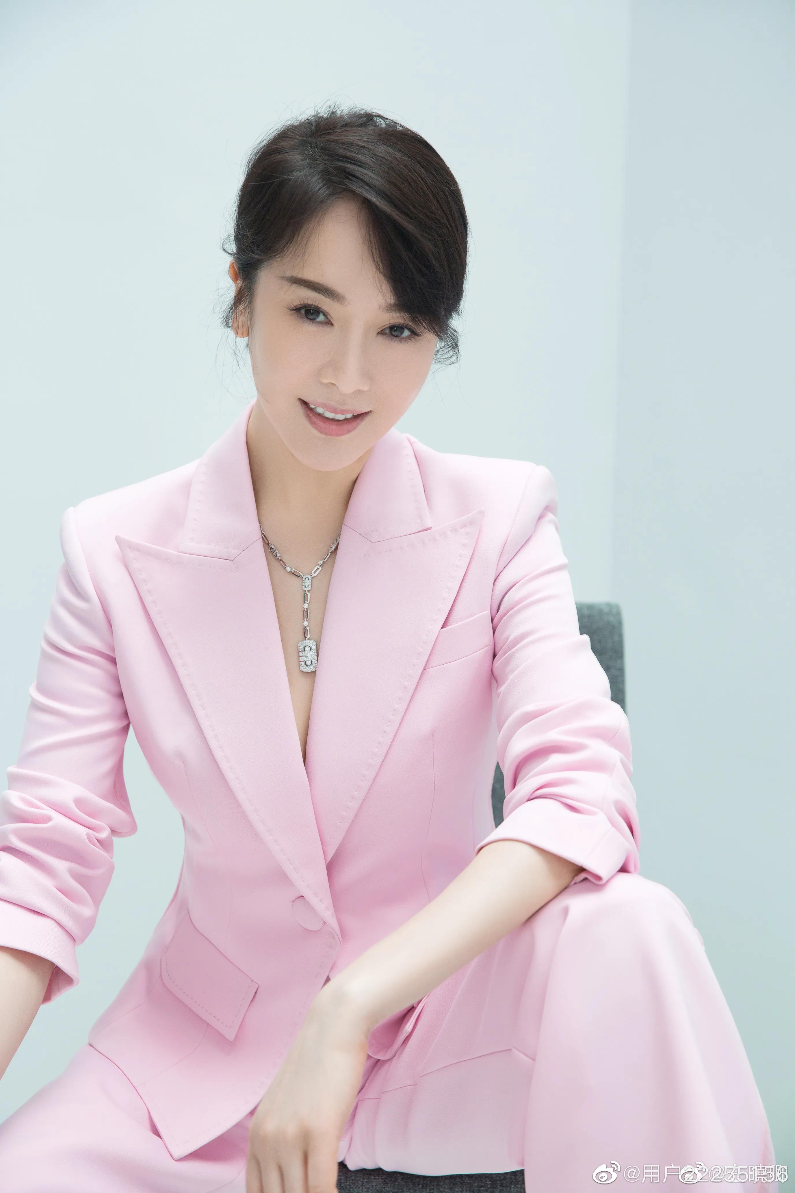 Star wallpaper: Zuo Xiaoqing - iNEWS