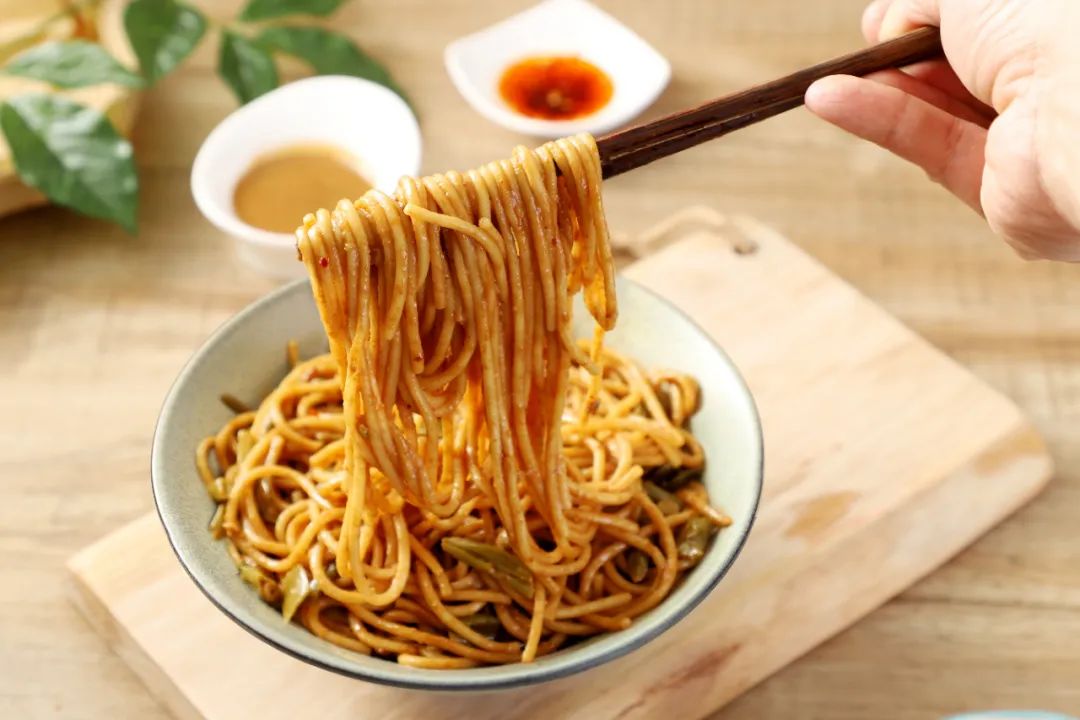 In Wuhan, which has a "hard core breakfast", hot dry noodles are just ...