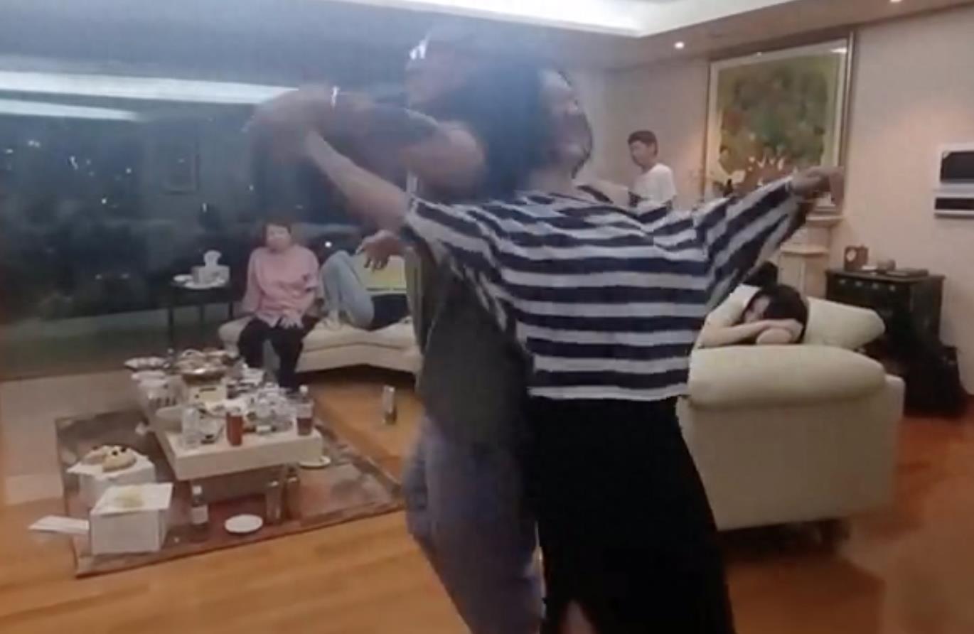 Little S dances hotly with Koo Jun-yup in South Korea, holding hands and circling without ...