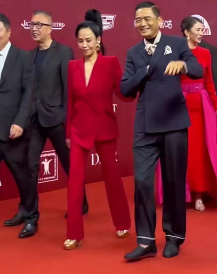 Chow Yun-fat walks the red carpet with his rich wife - iNEWS