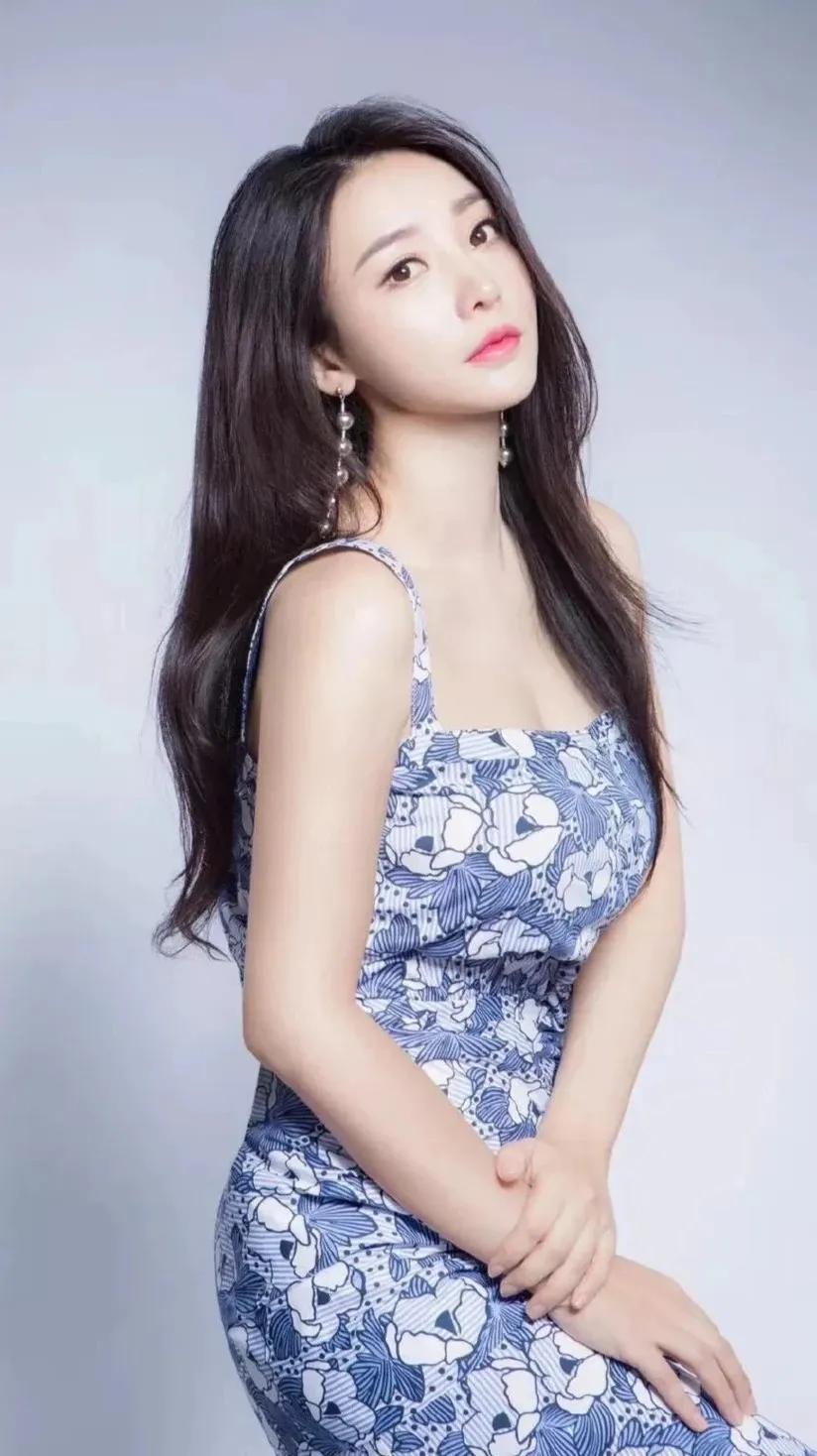 How good is Liu Yan?Wearing a tight dress to show off the curves, the ...