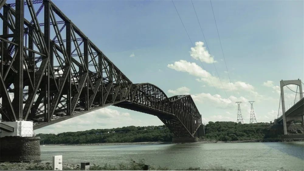 19,000 tons of steel bars "fall from the sky", the bridge suddenly ...