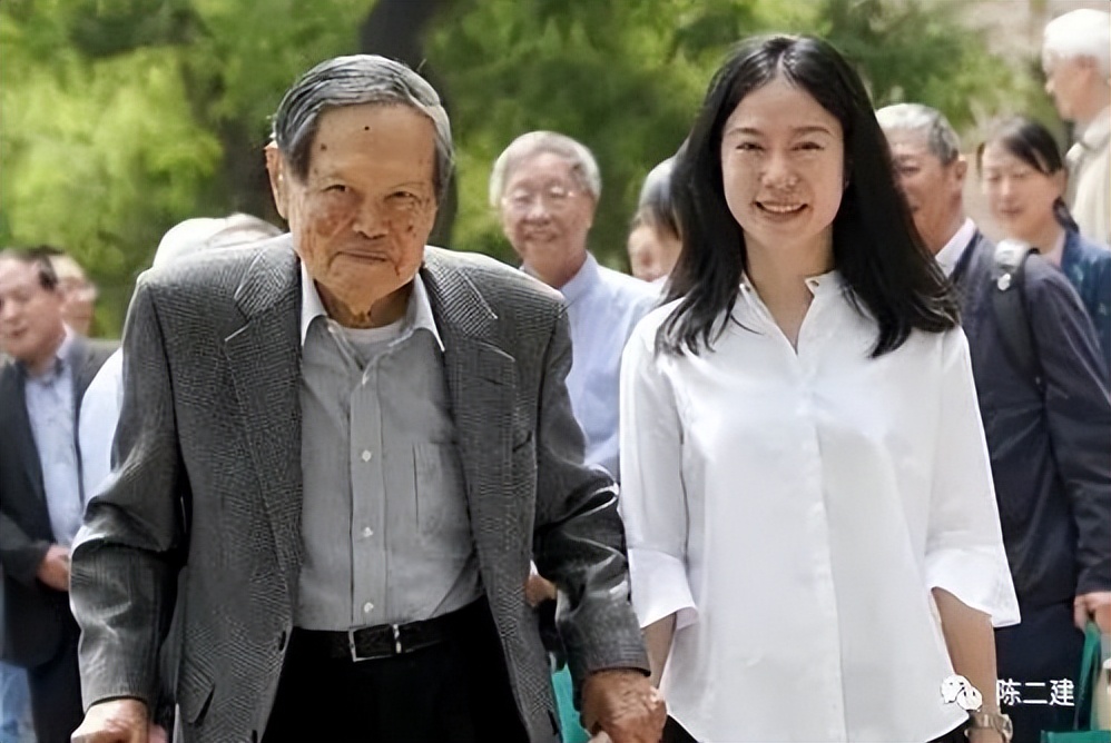 Weng Fan went to a party in Japan, Yang Zhenning was helpless! With a ...