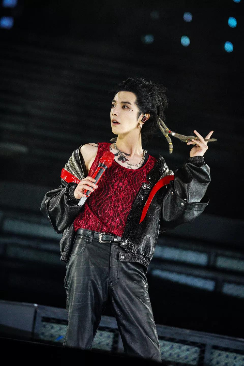 Guests at the Mayday concert invited Hua Chenyu, the youngest vocalist of the Bird's Nest, and ...