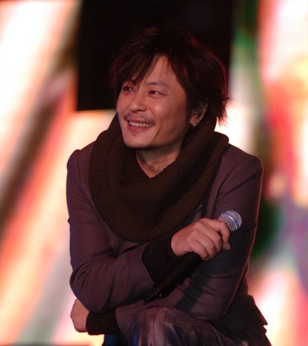 Wang Jie: Debuted at the age of 25, his voice was hoarse at the age of 45, and he retired from ...