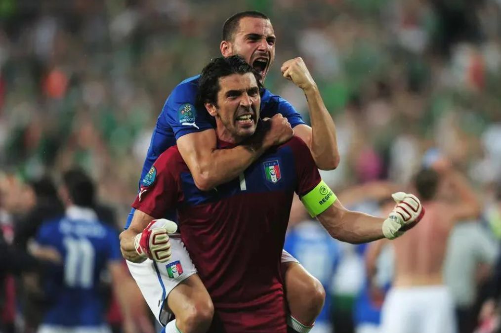 Goodbye young Buffon! The 45-year-old living fossil announces his retirement. There are no old ...