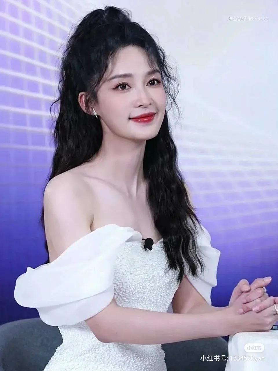 Li Qin's latest live broadcast of elegant and intellectual beauty - iMedia