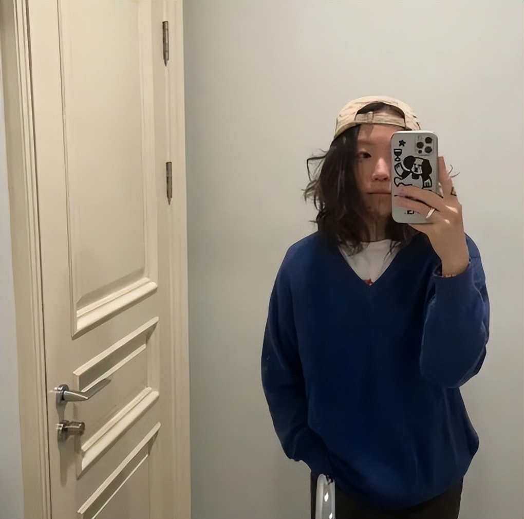 25-year-old Dou Jingtong took a selfie in front of the mirror, dressed ...