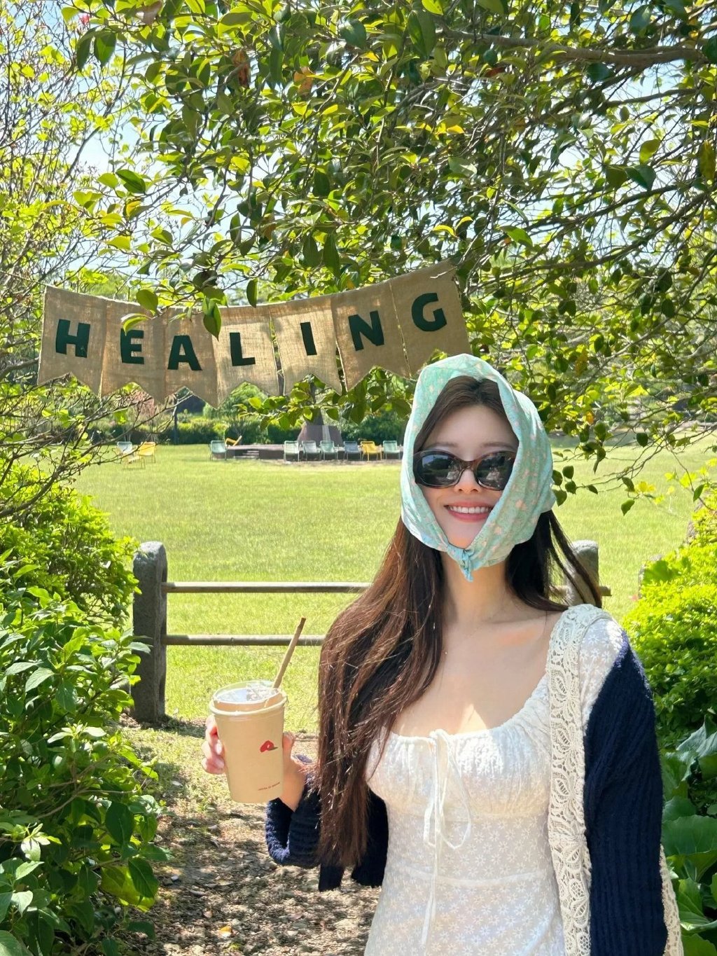 Zhao Lusi's smile is so seductive, wearing a pink plaid skirt and ...