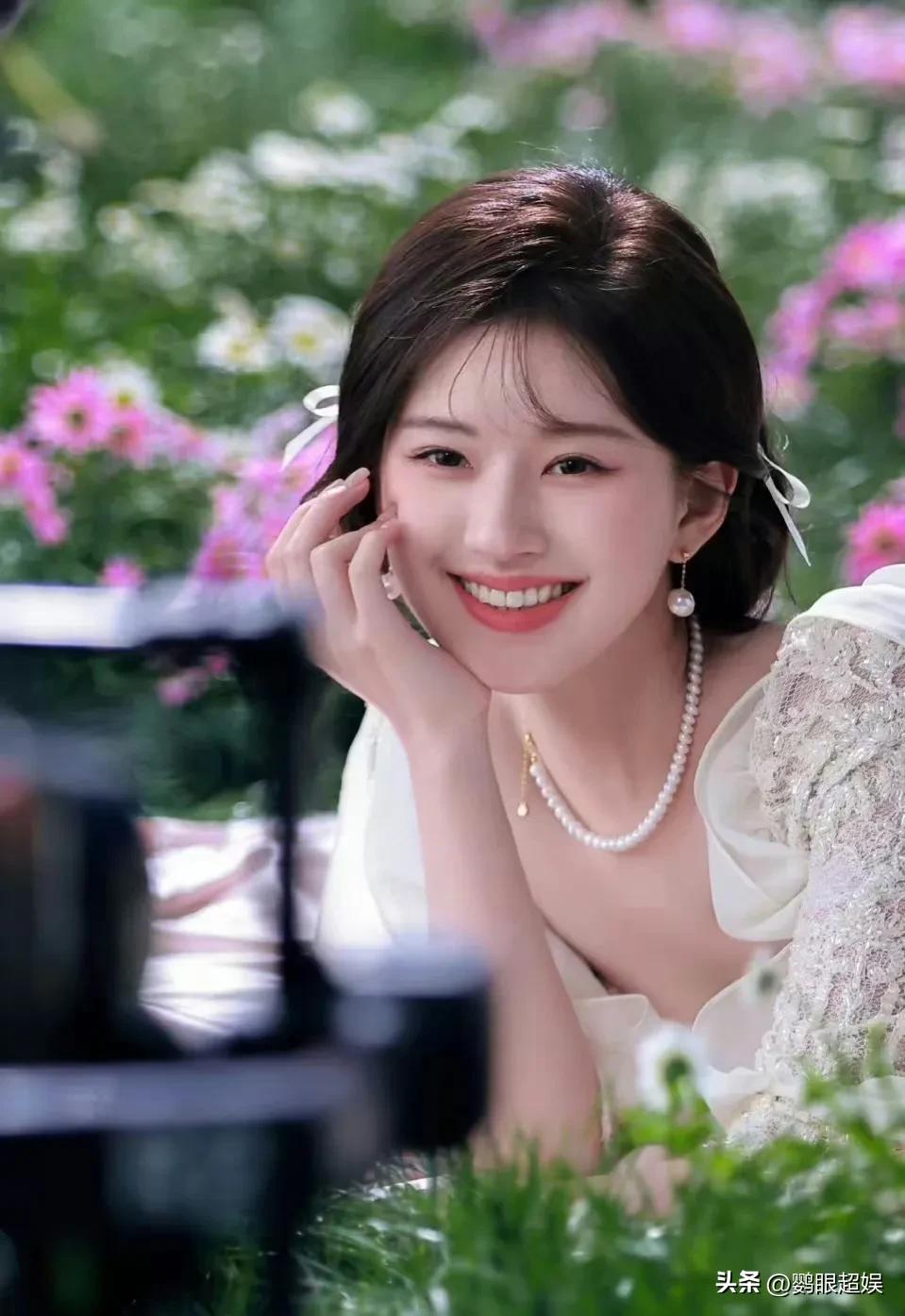 Zhao Lusi's white lace princess dress is photo shoot, playful, lively ...