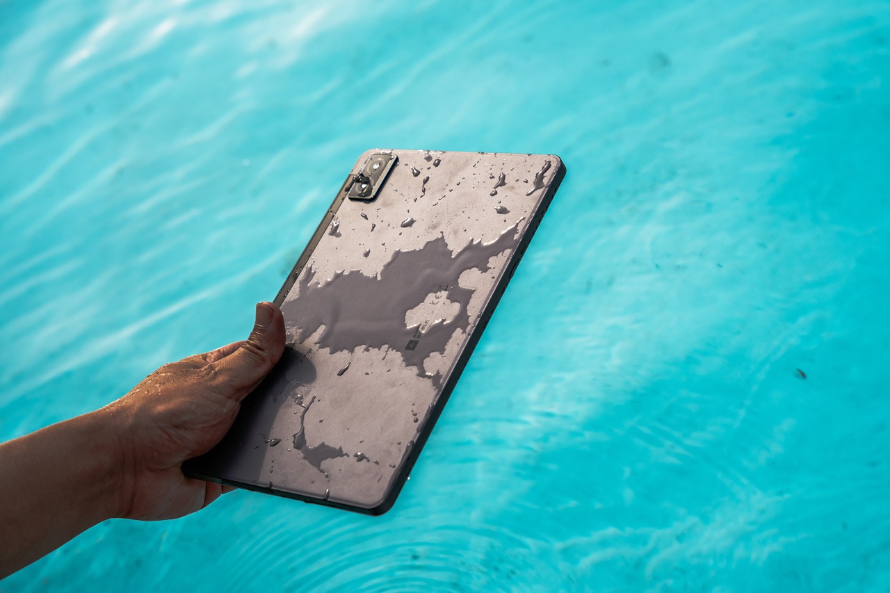 Surfing the waves in the sultry summer, the first amphibious tablet AGM ...