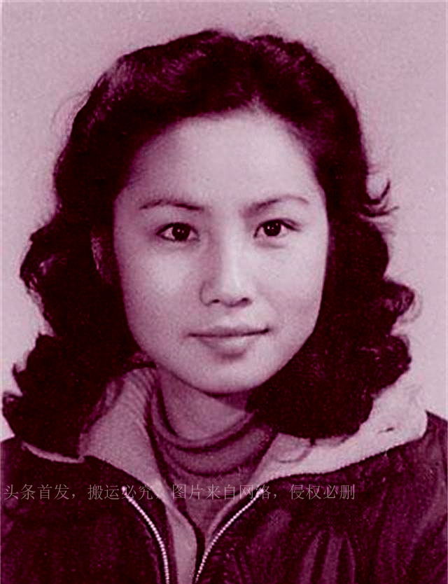 In a recent CCTV photo of Xu Li, she has dark skin but is very elegant ...