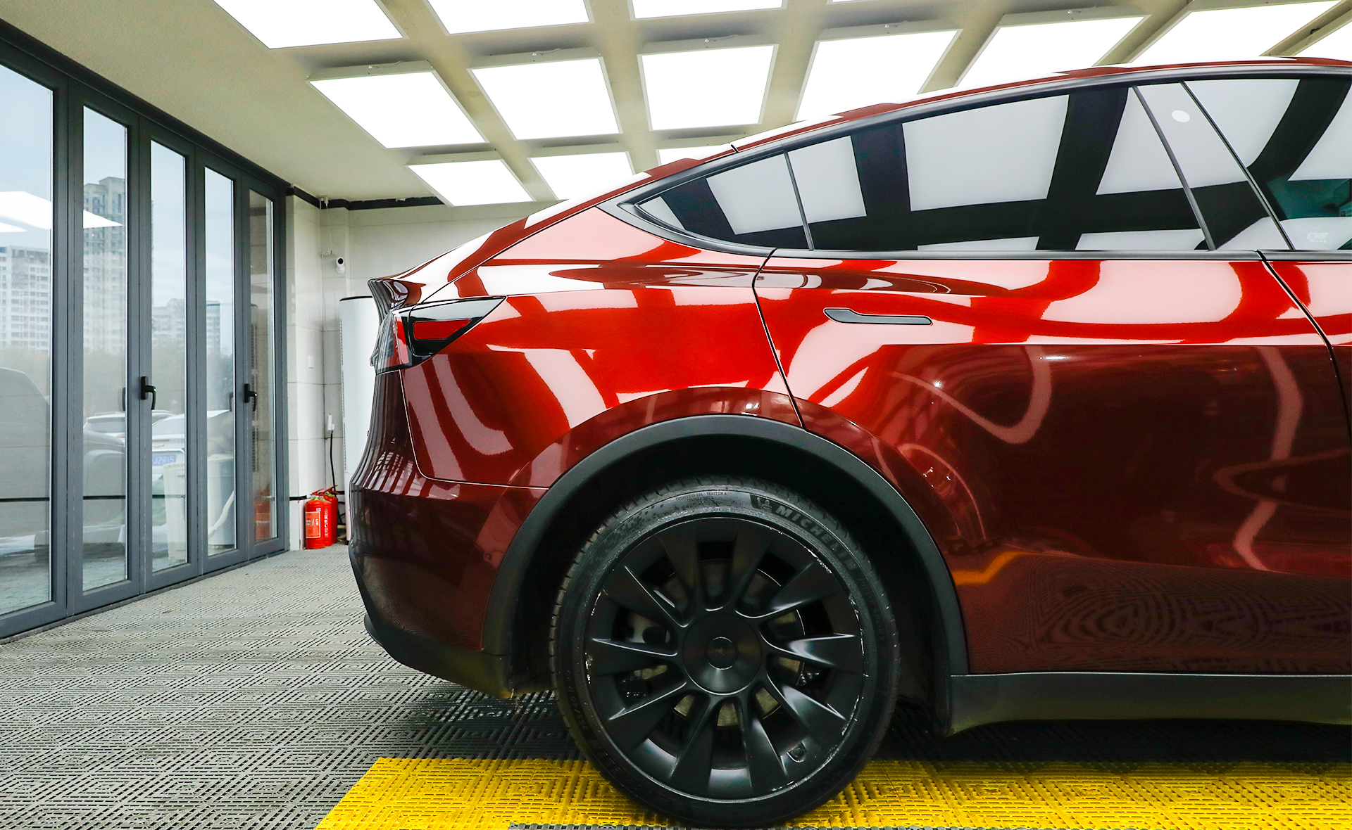Tesla Model Y changed color to liquid metal dragon blood red, a color ...