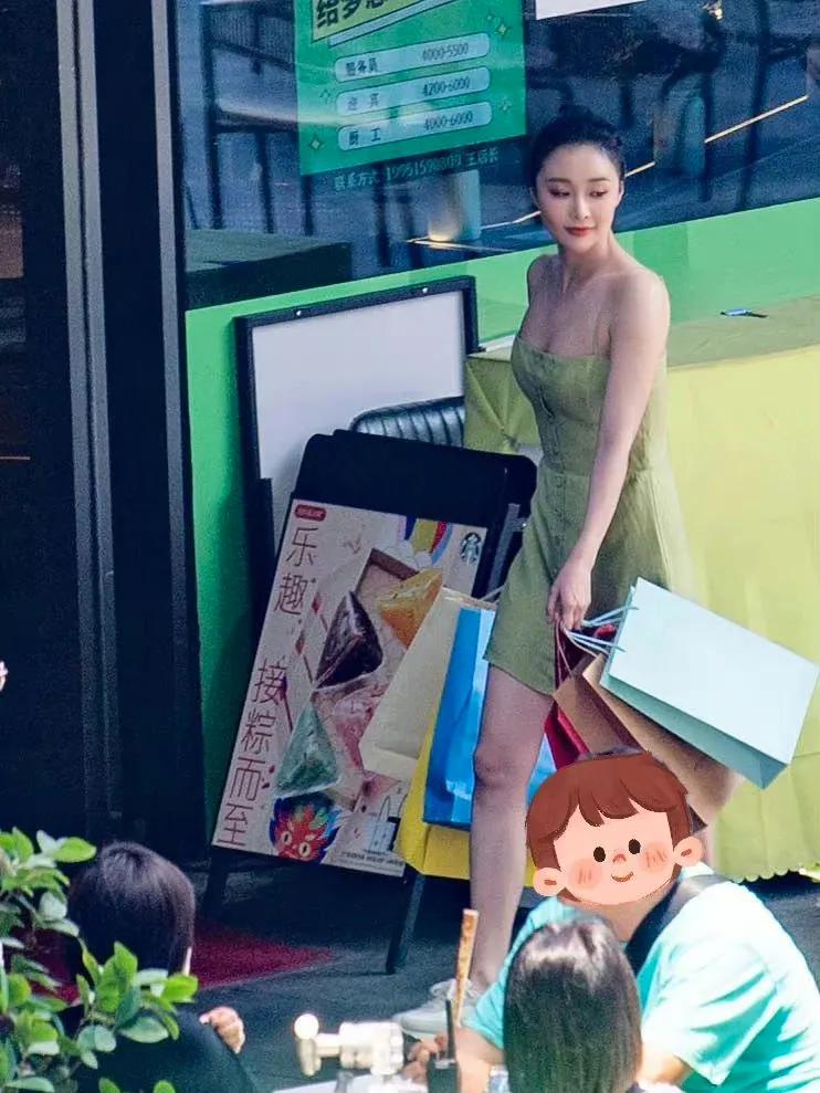 Sister-in-law Gao Ye's outfit is too domineering! Green suspender skirt ...