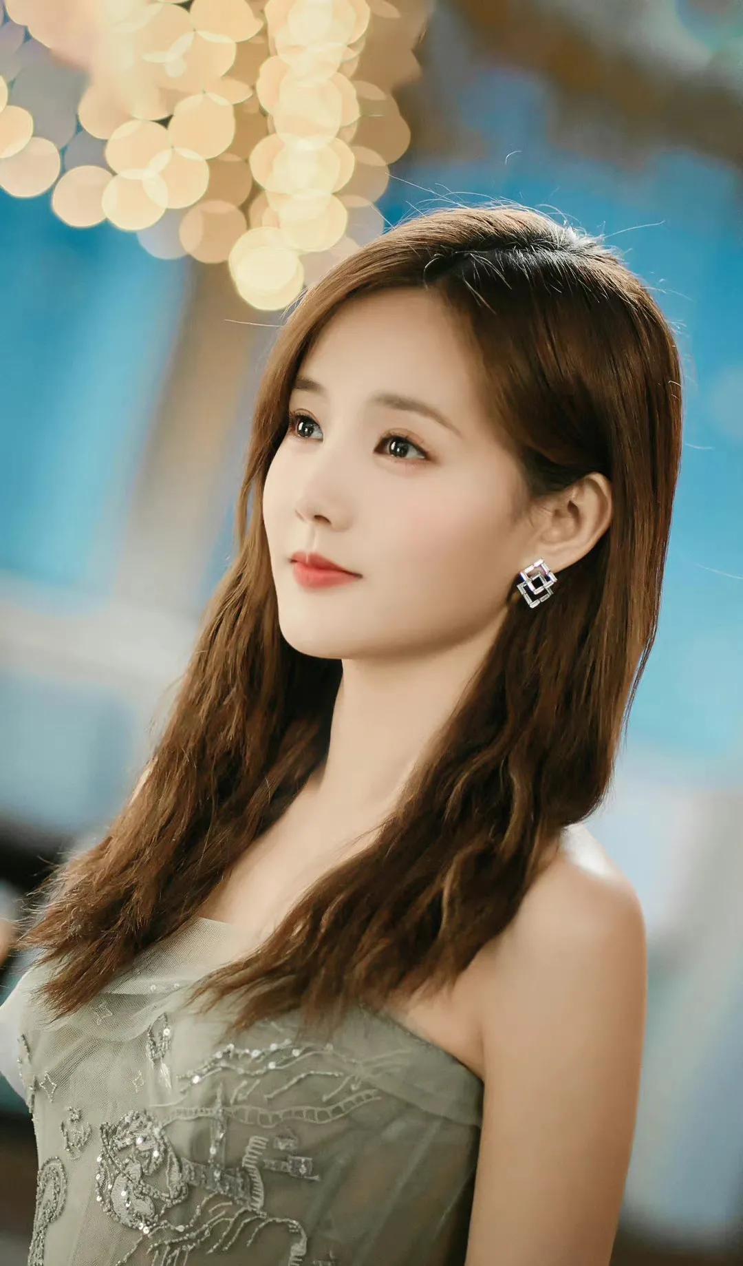 The cream at the corner of Li Yitong's mouth makes her look ...