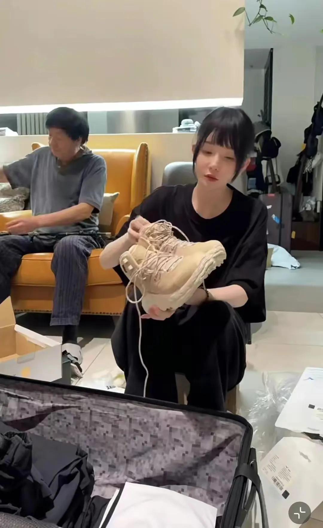 A recent photo of Peking University talented Gao Xiaosong's daughter was exposed, and her sweet ...