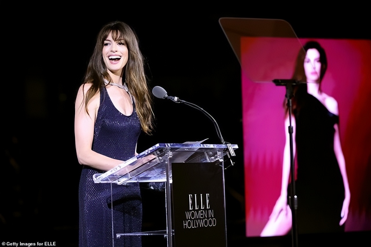 Anne Hathaway, 39, gave a speech in an open-back dress, her tight and ...