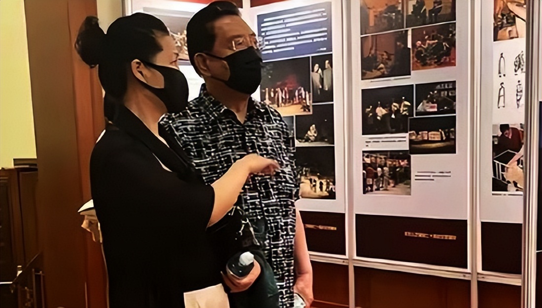 Li Shuangjiang is dating his beautiful wife! The 83-year-old wears a ...