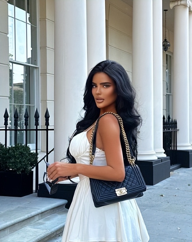 Australian plus-size model known for her buxom body: Stephanie Symonds ...