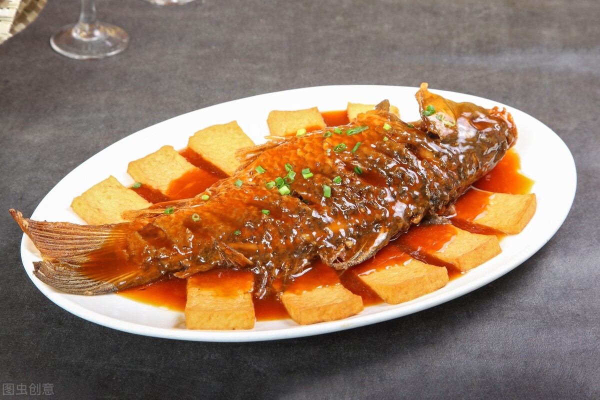 Home-cooked method of braised carp, cheat sheet of shredded pork - iNEWS