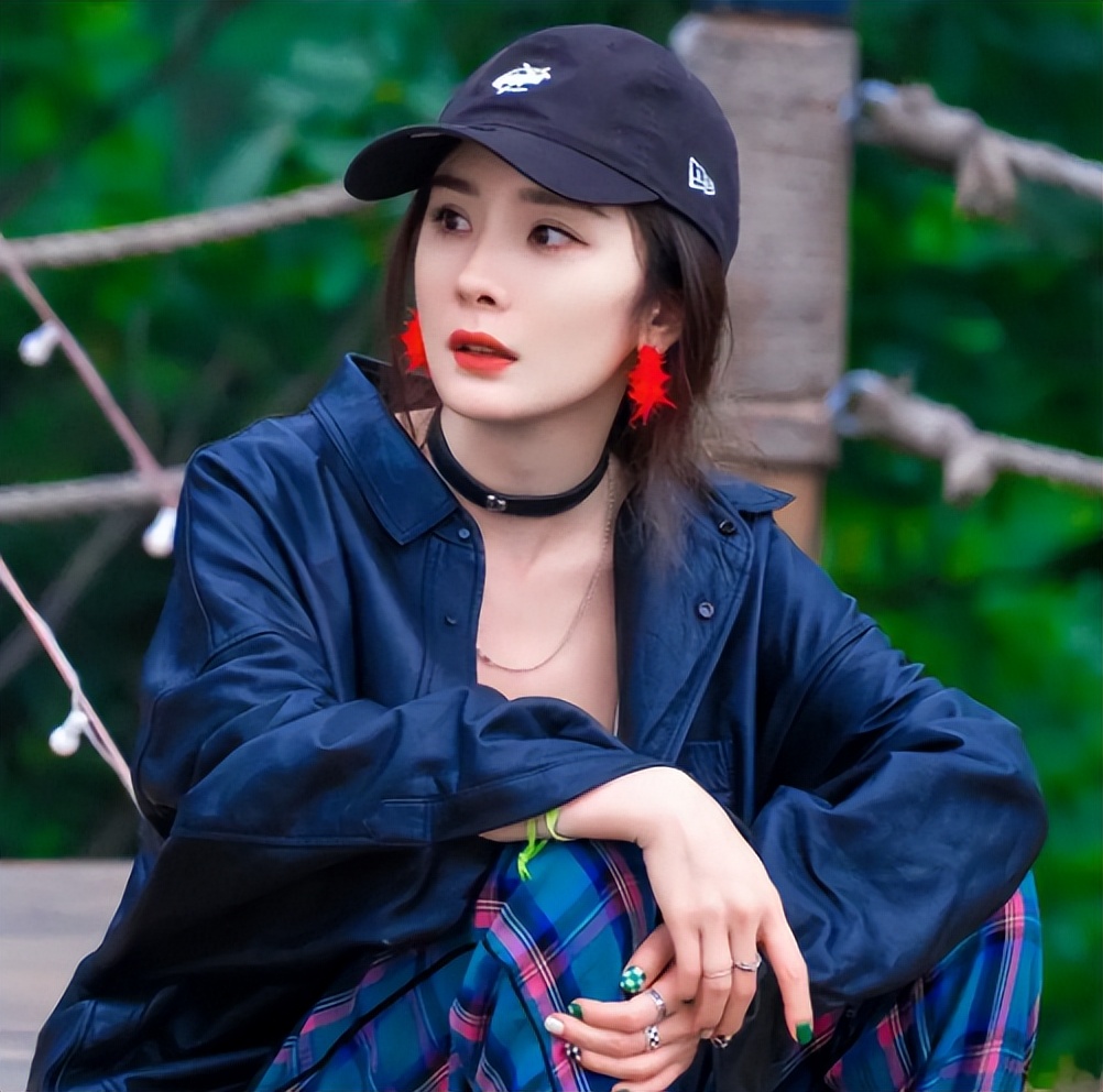 Yang Mi showed up in Hong Kong to take her daughter to dinner, posted ...