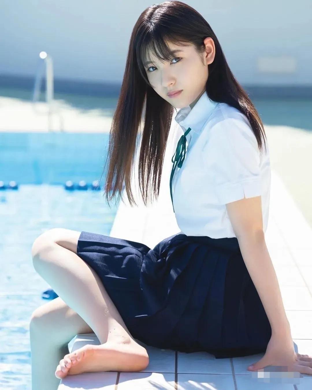 Fishing in the spring of Green Bay, the deep spring is full of apricot ...