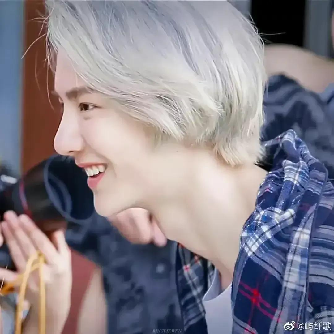 #Wang Yibo#Happy birthday, flowers all the way - iNEWS