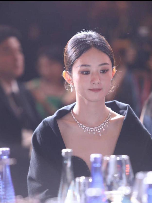 35-year-old Zhao Liying appeared at the Magnolia Dinner! The tube top ...
