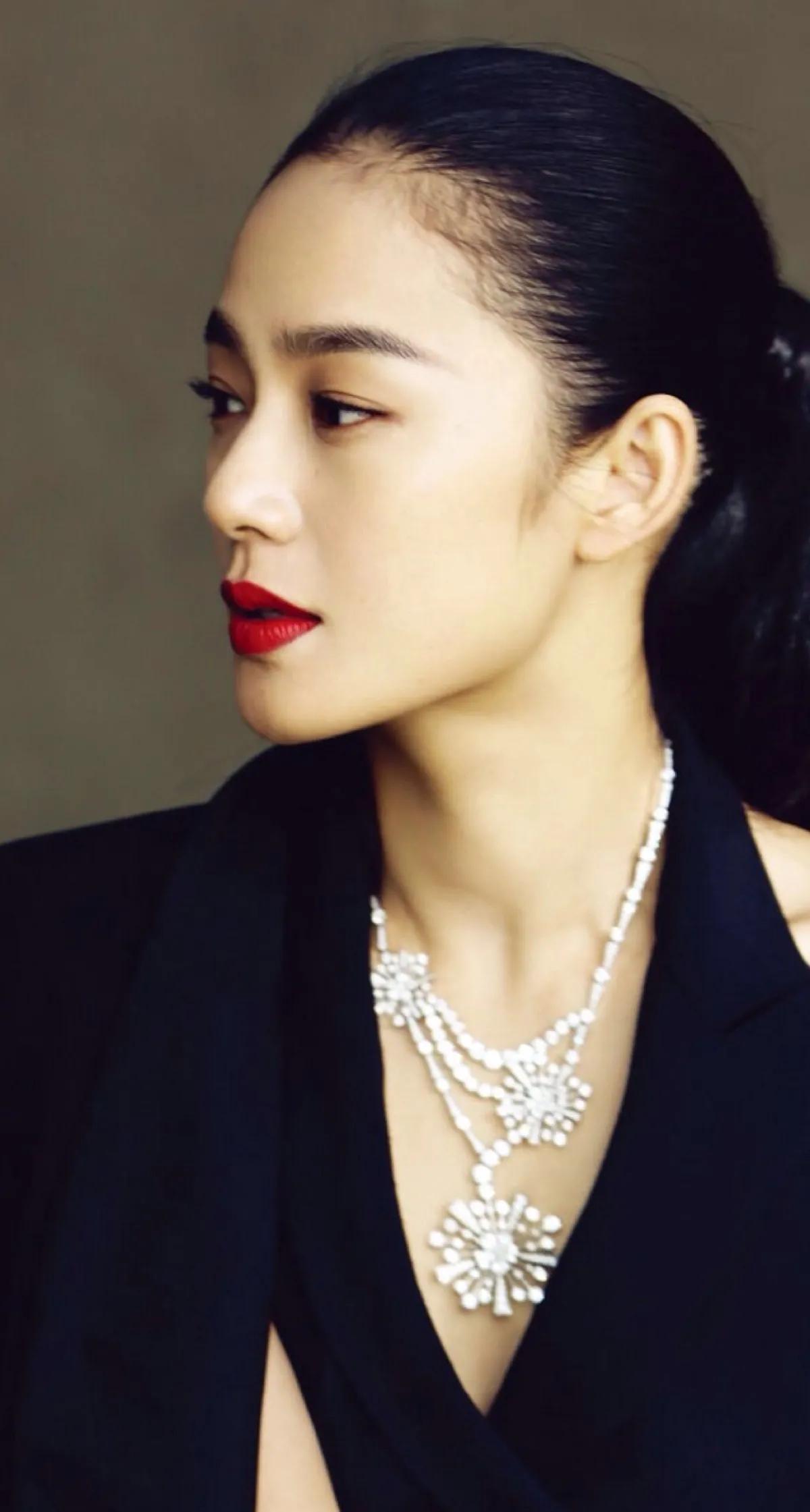 10 Female Celebrities With Flat Faces, But More and More - iNEWS