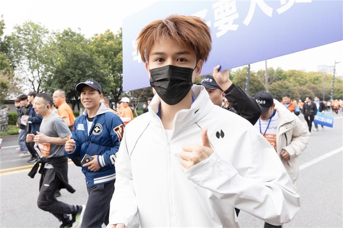 Yuedong Marathon, young actor Meng En participated in the Hengdian ...