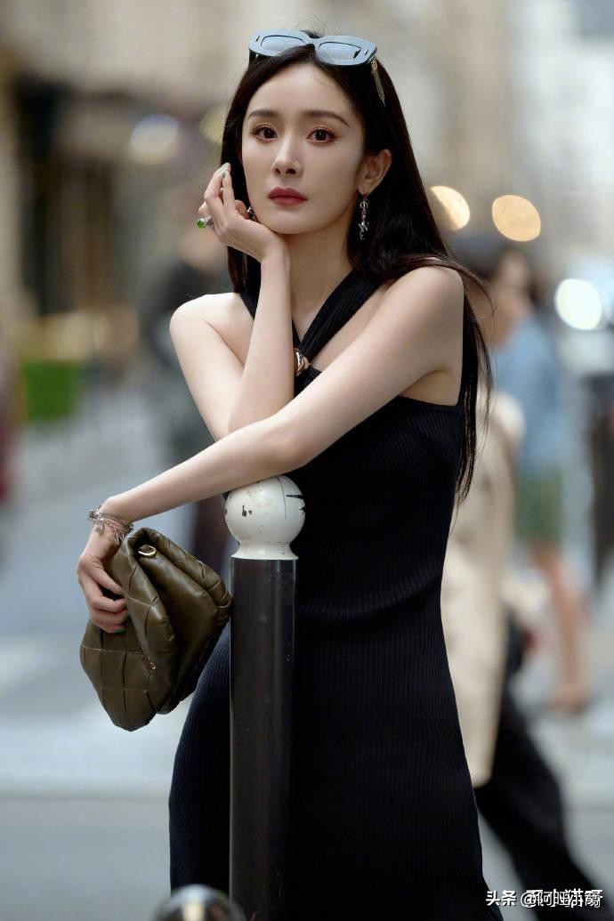 Yang Mi was captured on the streets of Paris, with an eye-catching face ...
