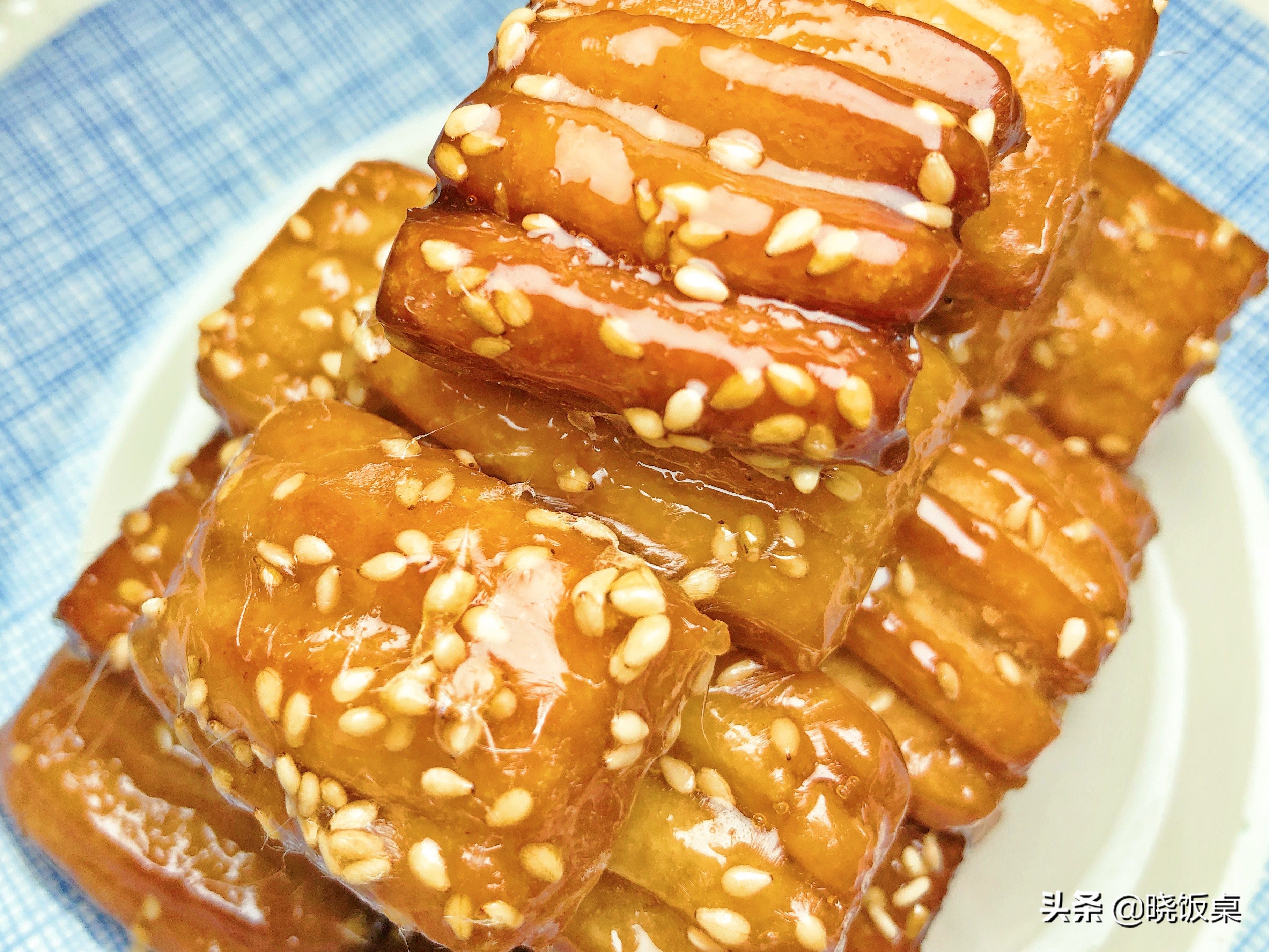 The practice of traditional Chinese snack honey three knives, crispy on ...