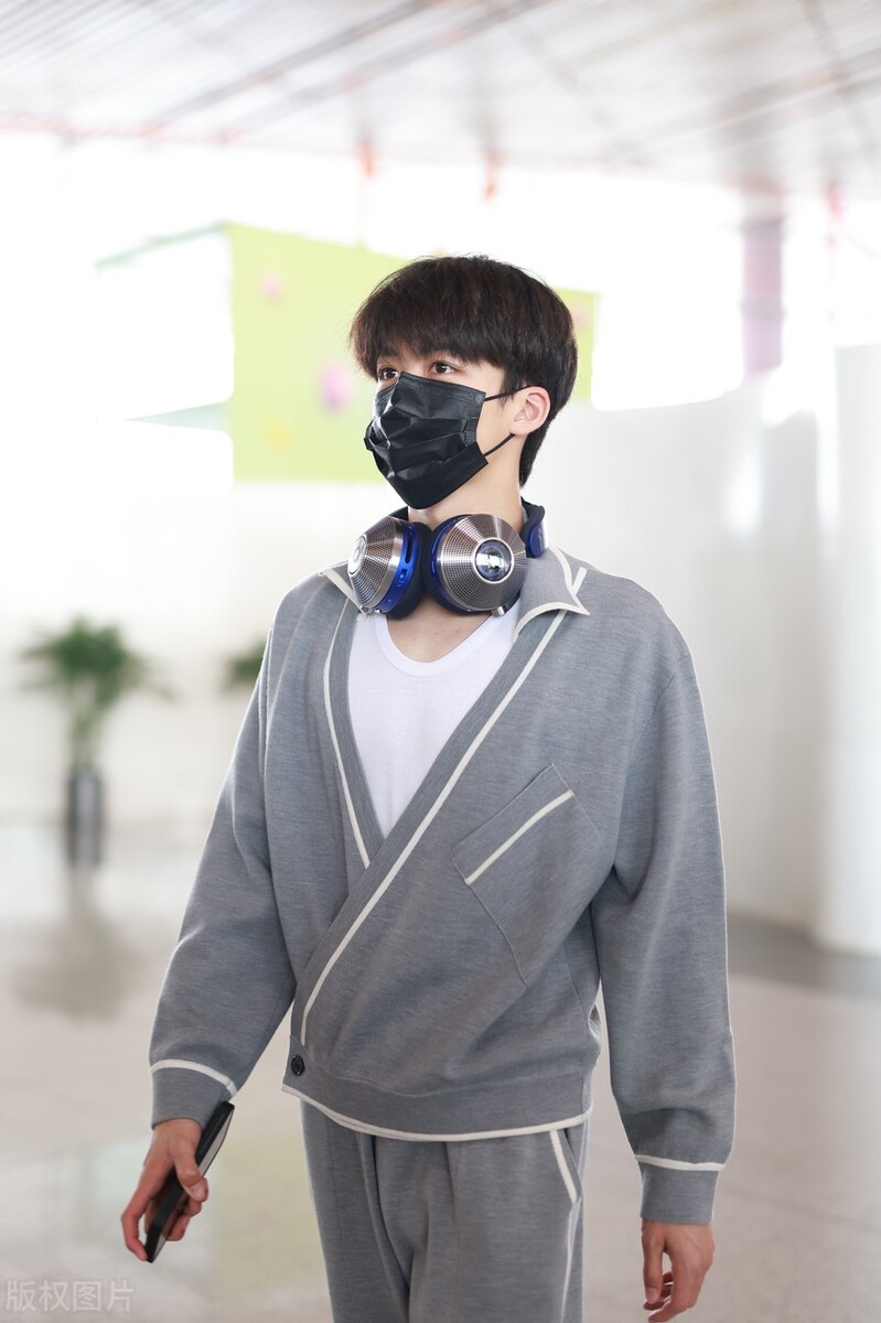 He Luoluo appeared at Beijing Capital Airport on May 15, 2023, wearing ...