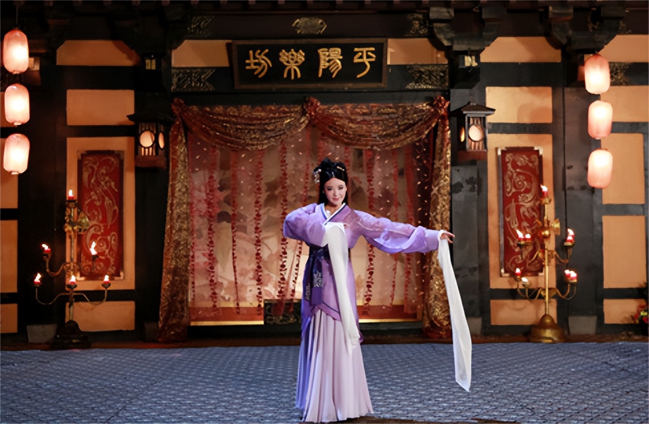 "Connecting the past and the future, the family and the country are of ...