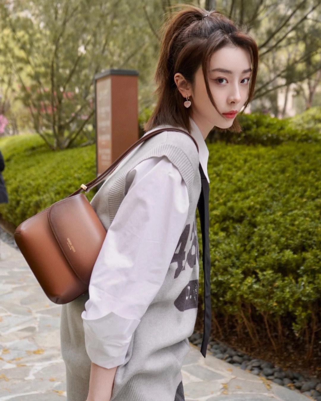 Zhao Xiaotang fell down on the red carpet, and she accidentally stepped on the air while wearing ...