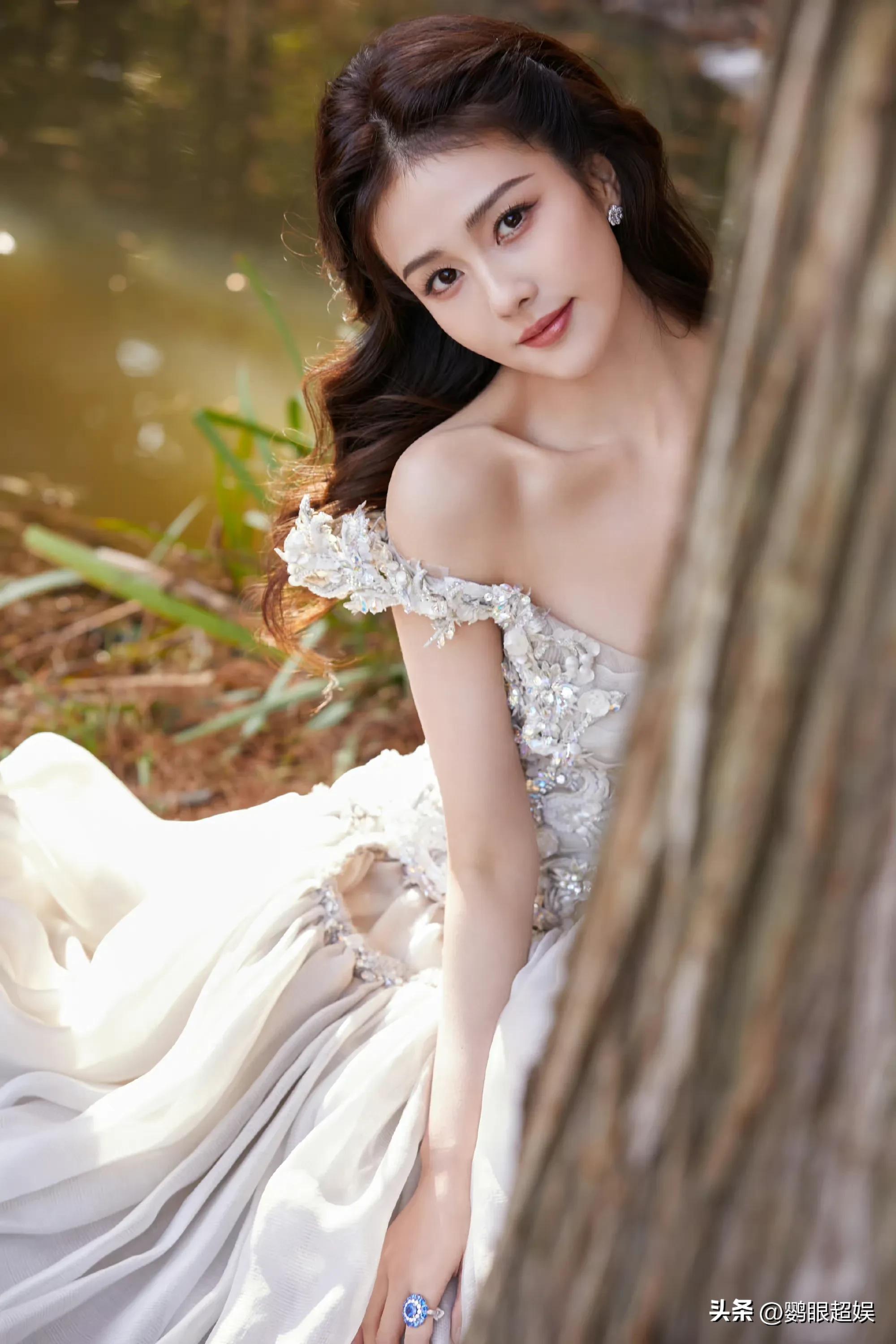 The photo of Bailu's latest tube top dress, the princess in the castle ...
