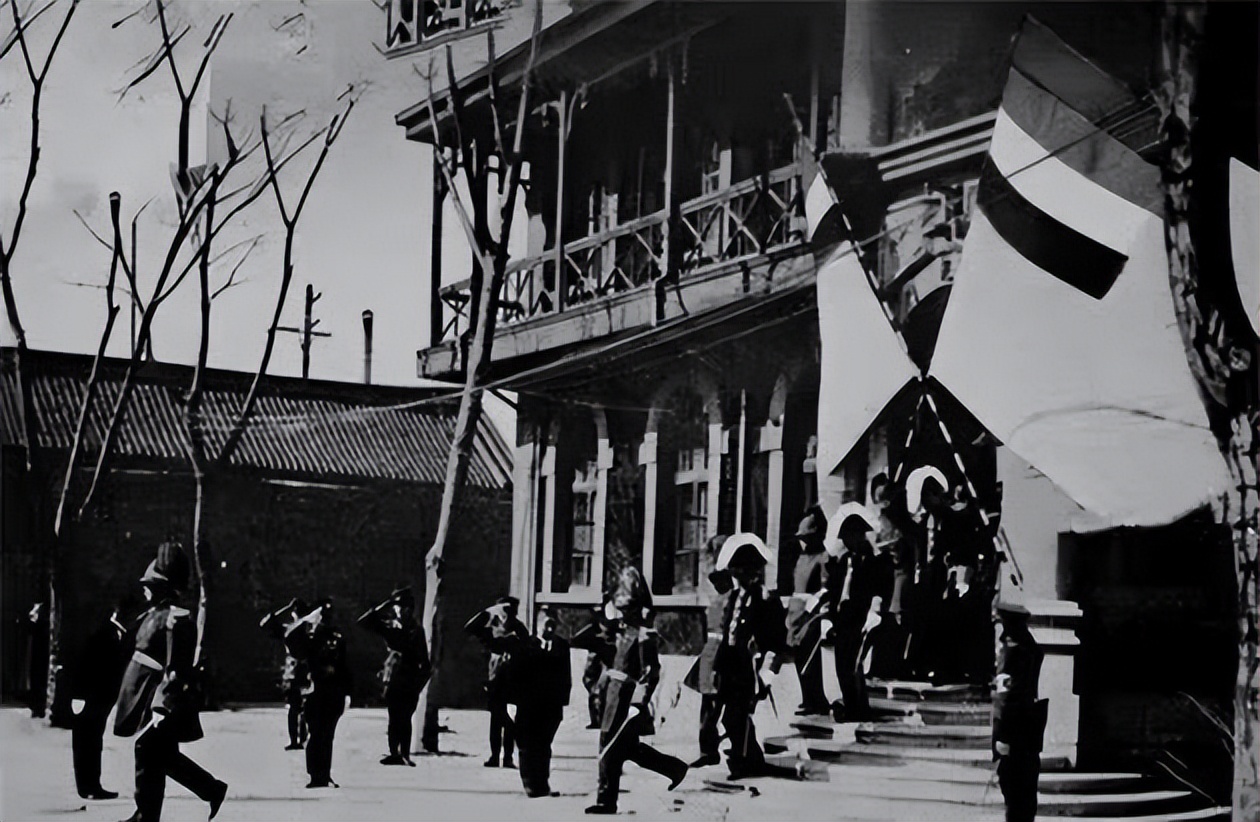 The real picture of Puyi in 1934, wearing a dragon robe to sacrifice to ...