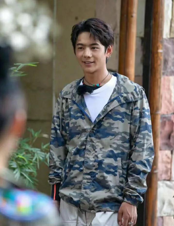 Ding Zhen became popular because of his simple smile, and he could ...