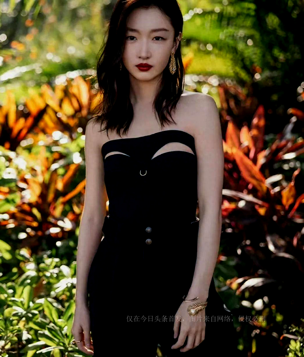 There is an embarrassment that Zhou Dongyu shows off his loneliness while playing sexy. The more ...