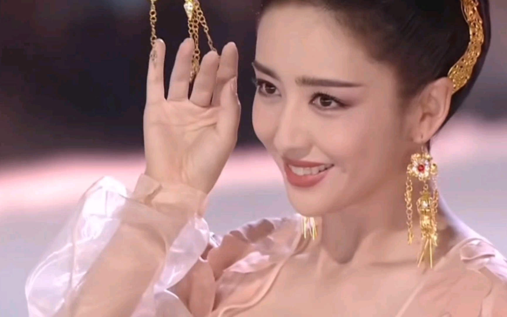 "Tianshan Beauty" Tong Liya: From a happy girl to a single mother, what ...